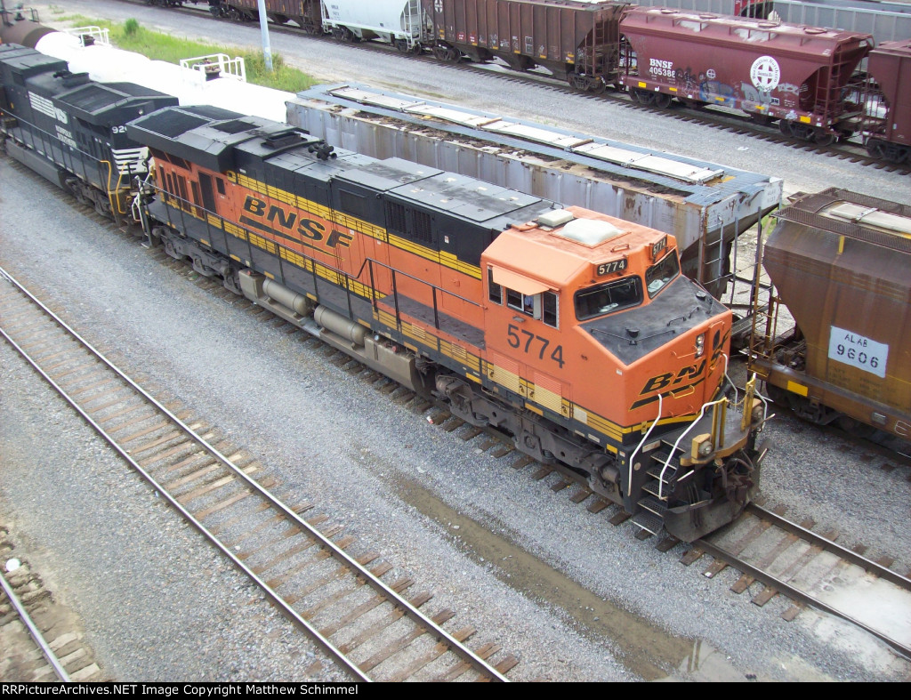BNSF 5774